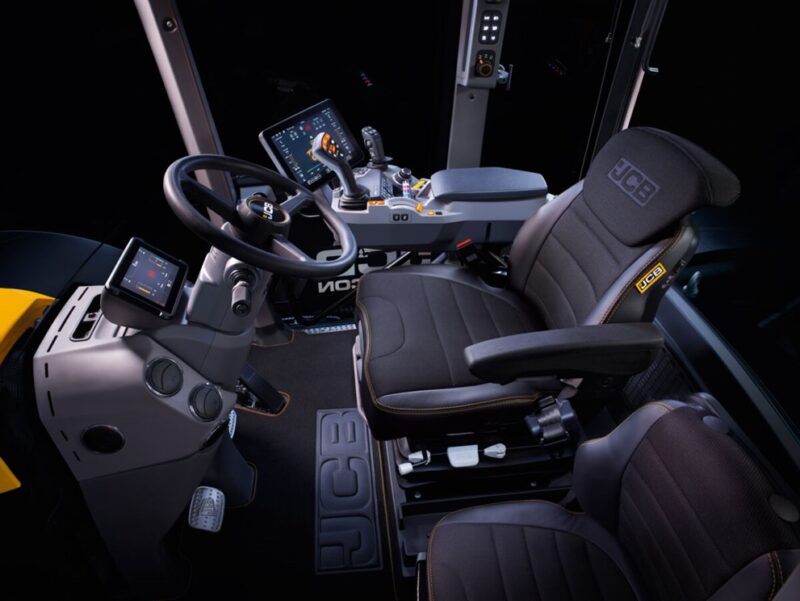 8000 Series Fastrac - Compass Tractors