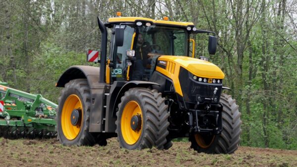 8000 Series Fastrac - Compass Tractors